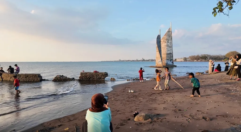 Pantai Layar Putih Kini Tampil Lebih Cantik, Dibenahi Pemerintah Kota ...