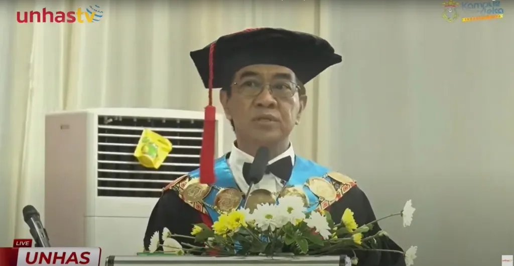 Di Depan 882 Wisudawan Periode Februari 2025, Rektor Prof JJ Kembali ...