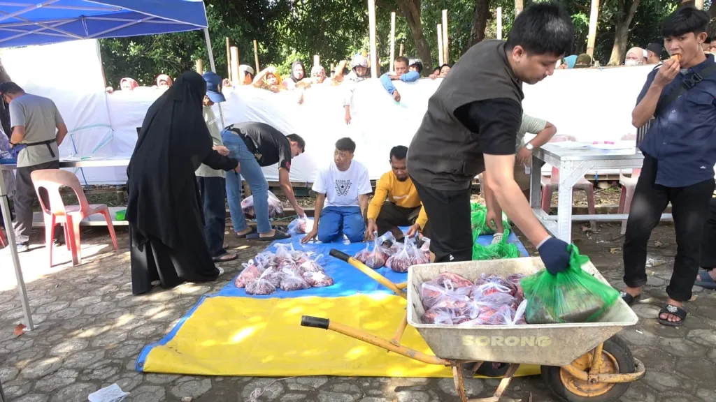 Sebelum Dibagi ke Warga, Ini Rangkaian Proses Kurban di Masjid Ikhtiar ...