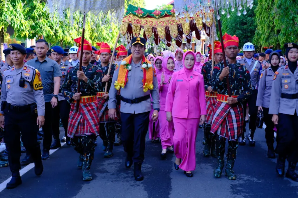 Tradisi Angngaru dan Tarian Padduppa Sambut Kapolda Baru Irjen Pol ...