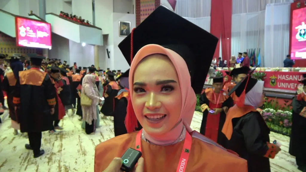 Wisuda Unhas Desember 2025, Lulusan Sarjana Terbaik Non Eksakta Bagikan ...