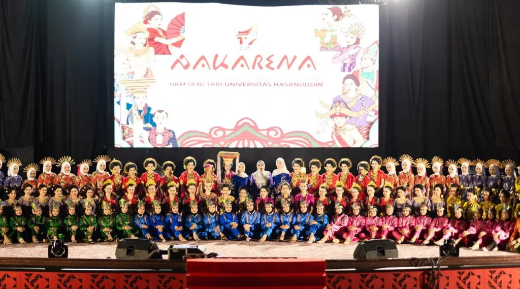 Pagelaran ﻿Pakarena 17 Surugana Linoe Sulawesi, UKM Seni Tari Unhas ...